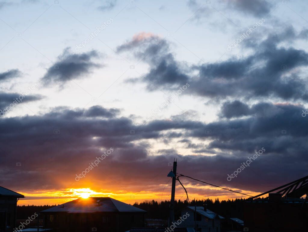 Una hermosa puesta de sol brillante. El sol naranja detrás de las ...