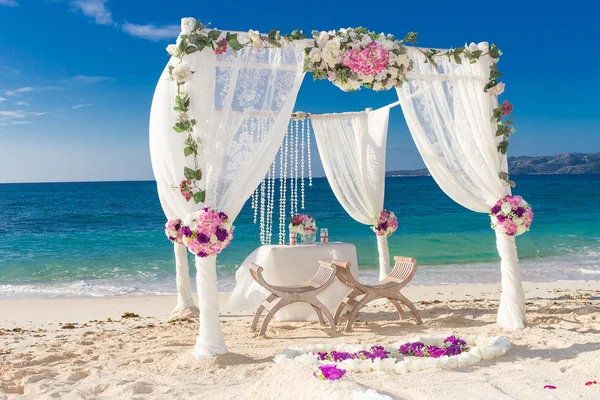 Beach wedding set up, tropical outdoor wedding reception, beauti Stock ...