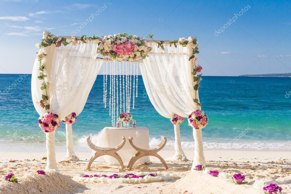 Beach wedding set up, tropical outdoor wedding reception, beauti Stock ...