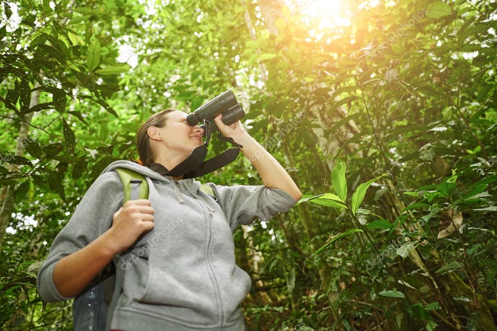 excursionista observando a través de prismáticos aves silvestres en la ...