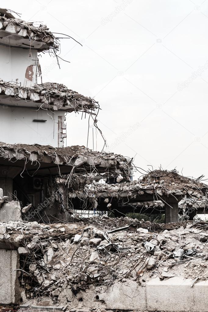 Ruinas de edificio en destrucción, escena urbana. 2024