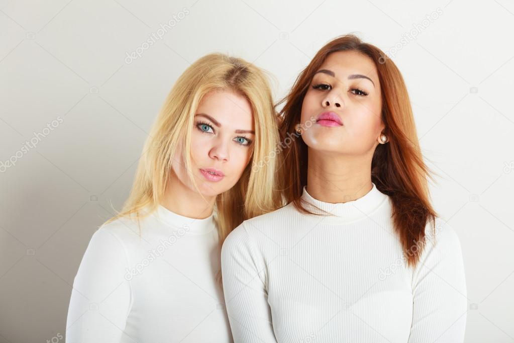 Dos jóvenes amigos juntos . — Foto de stock #116309082 © Voyagerix