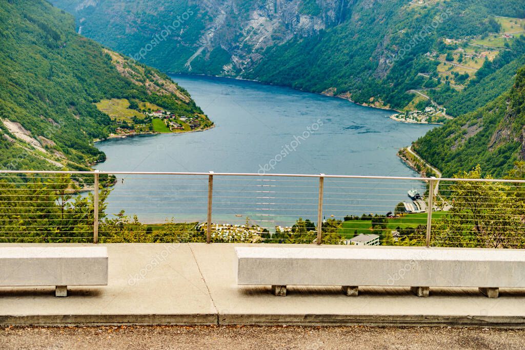 Punto de vista Flydalsjuvet, meseta inferior con asiento mirador ...