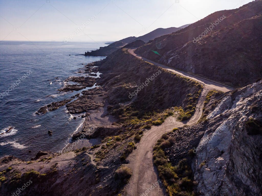 Vista aérea. Camino a lo largo de la costa rocosa española. Región ...