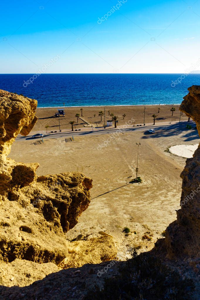 Impresionantes formaciones de erosión rocosa a lo largo de la playa en ...