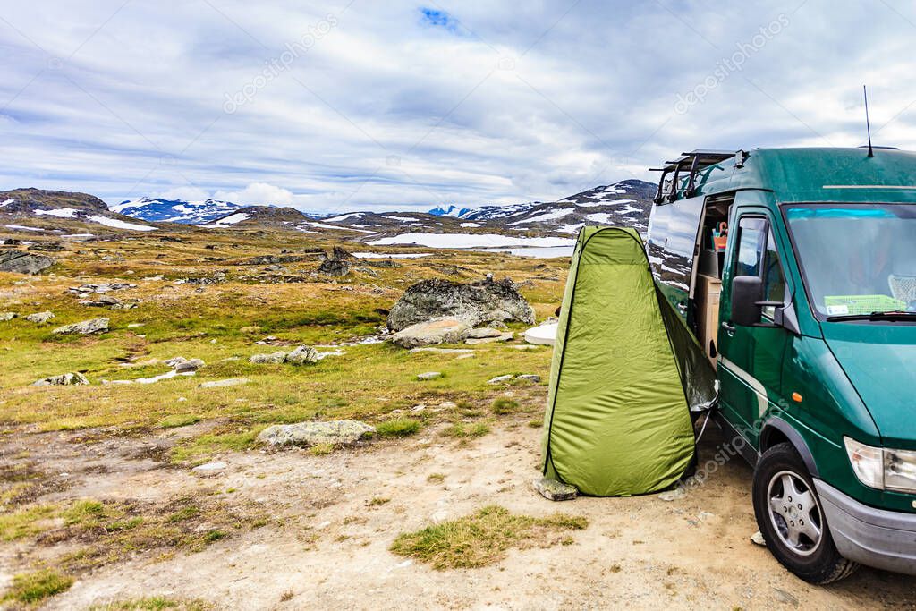 Carro autocaravana y tienda de baño de ducha portátil en la naturaleza ...