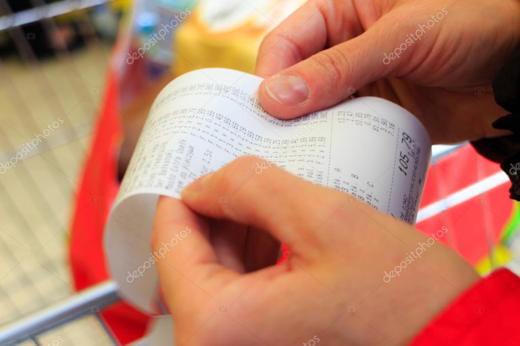 Supermercado. factura de recibo de cheque en papel en mano. 2023