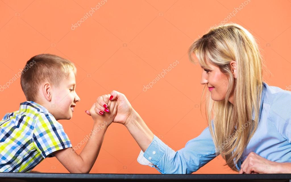Mor Och Son Armbrytning — Stockfotografi © Voyagerix 72632903