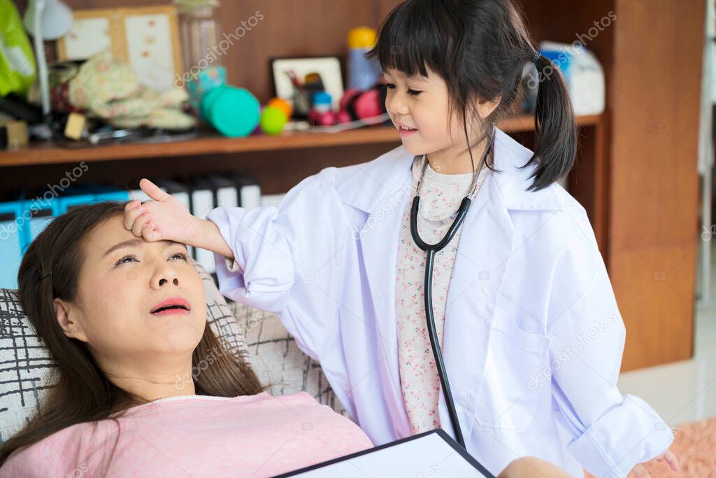 Linda Chica Asiática Pequeña Como Médico Jugar Con Mamá étnica Joven Dar Inyección A Paciente