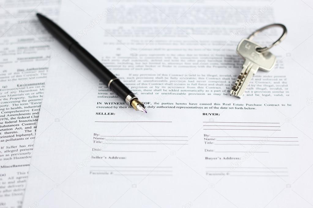 Documento legal para la venta de bienes raíces, con una pluma de plumas ...