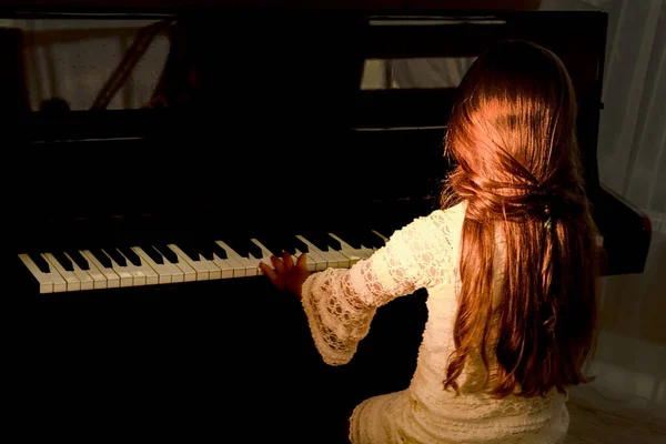 Chica tocando el piano fotos de stock, imágenes de Chica tocando el piano sin royalties ...