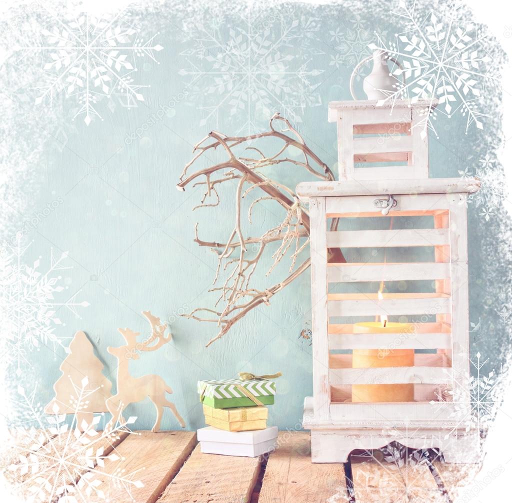 Linterna vintage de madera blanca con vela encendida, ciervos de madera ...