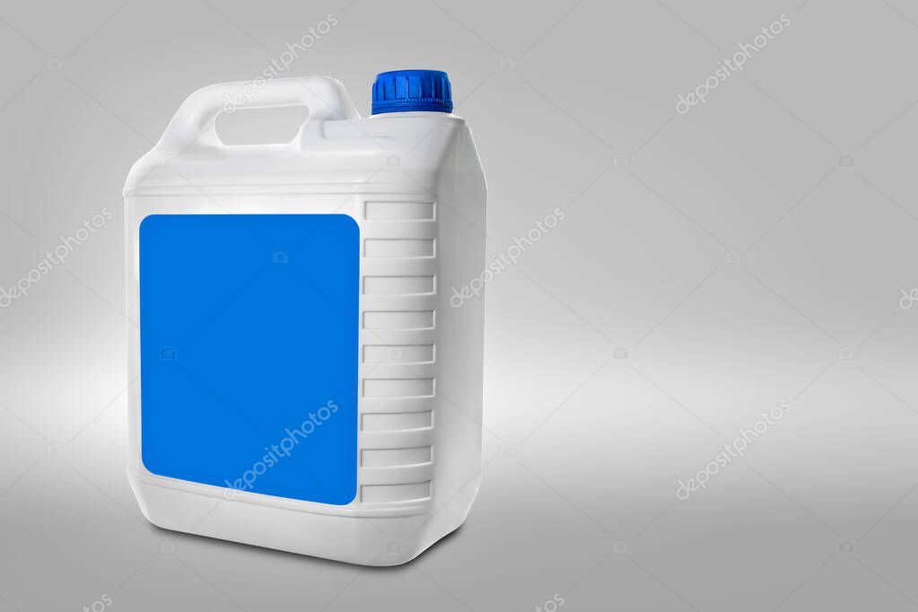 Bote de plástico sobre fondo gris con espacio para copiar. Bote blanco ...