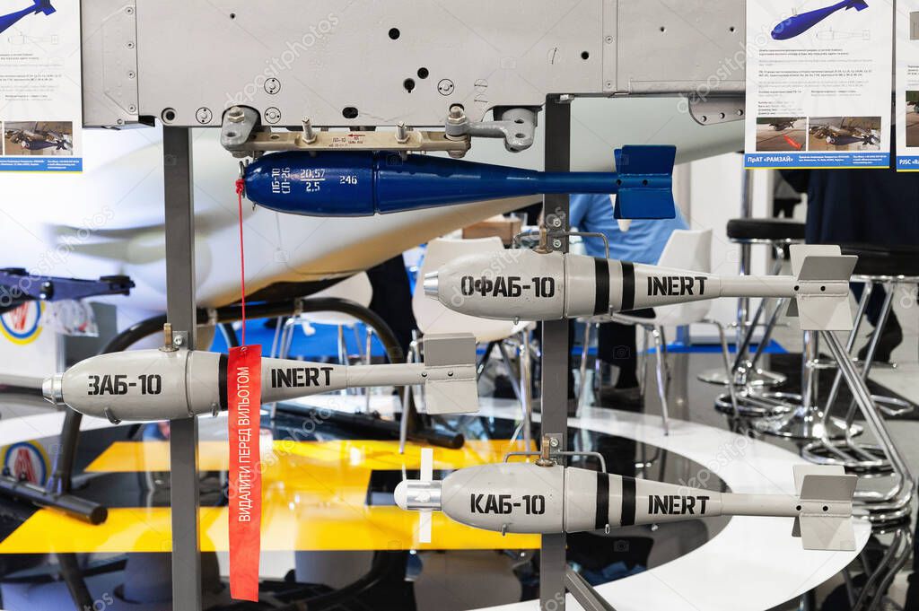 Bombas de alto explosivo. Stand con bombas aéreas para vehículos aéreos ...