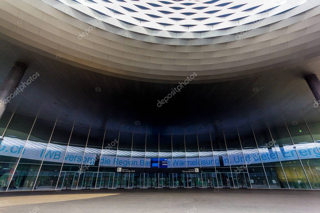 Basilea, Suiza - 22 de abril de 2021: Basel Exhibition Centre under ...