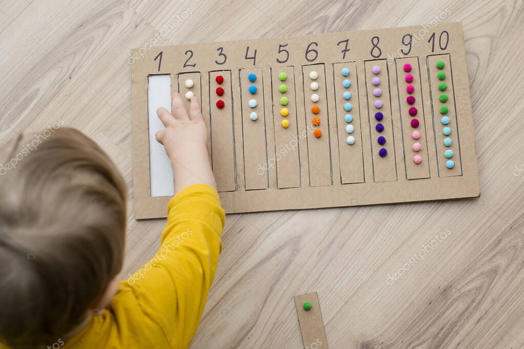 Ponga la correa correcta con bolas de lana de algodón a la cavidad ...