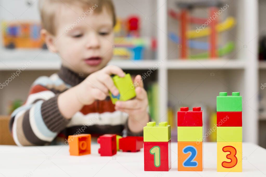 Aprender a contar. Niño de 2 años apilando bloques Duplo. niños ...