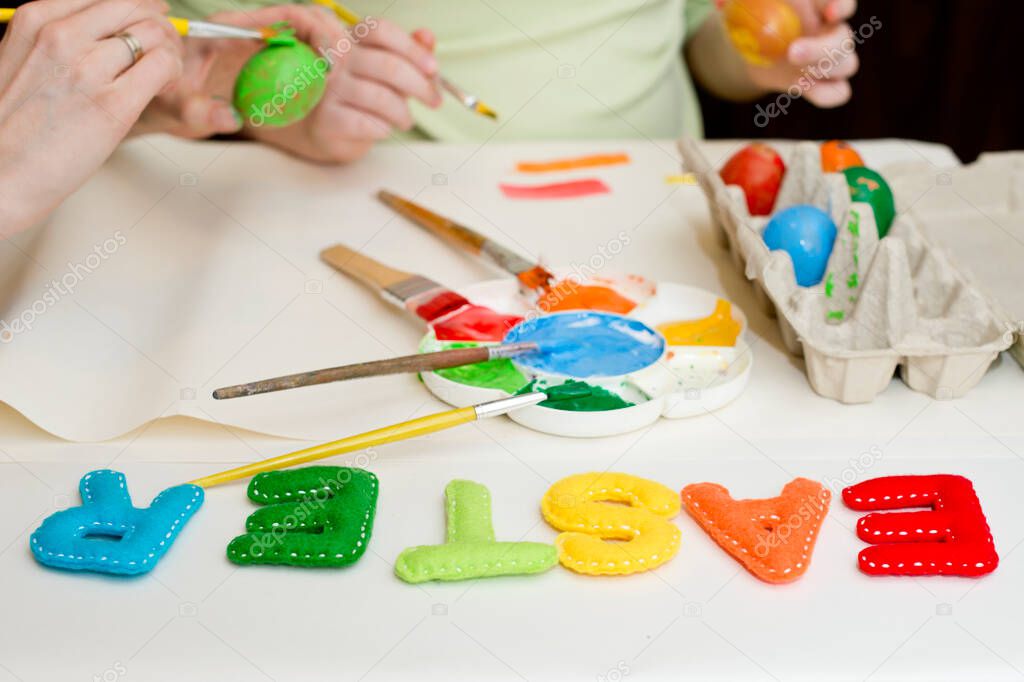 Letras de fieltro coloridas rellenas hechas a mano y pincel del mismo ...