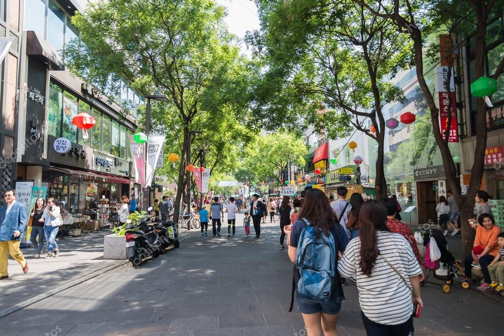 SEOUL, COREA DEL SUR - 16 DE MAYO Calle Insadong en Corea del Sur el 16 ...