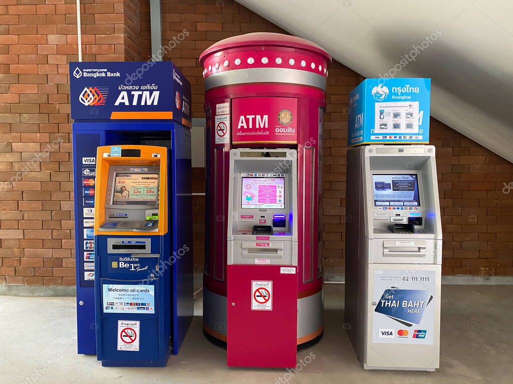 Cajeros automáticos (ATM), Se proporcionan varias máquinas de retiro de ...