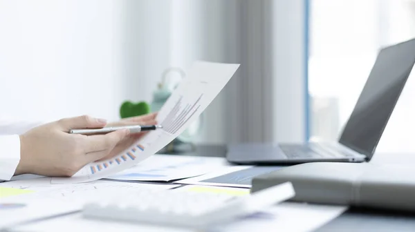 Calcular iva fotos de stock, imágenes de Calcular iva sin royalties ...