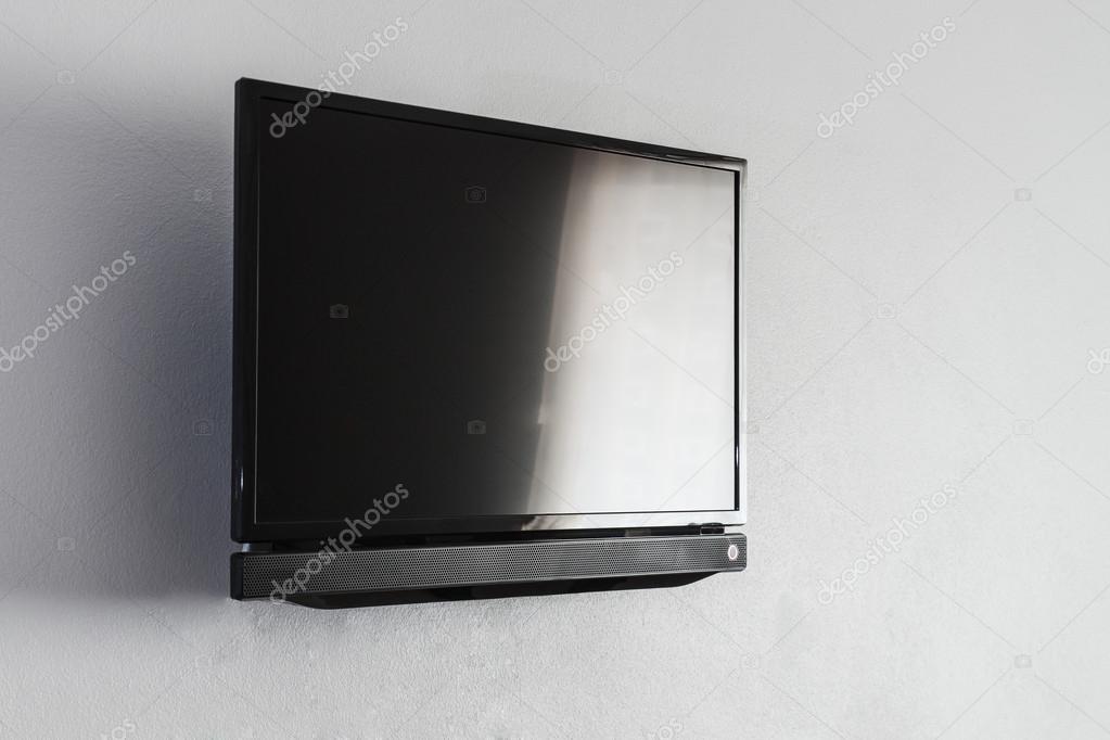 Schermo TV LCD o LED nero appeso a parete - Foto Stock: Foto, Immagini ...