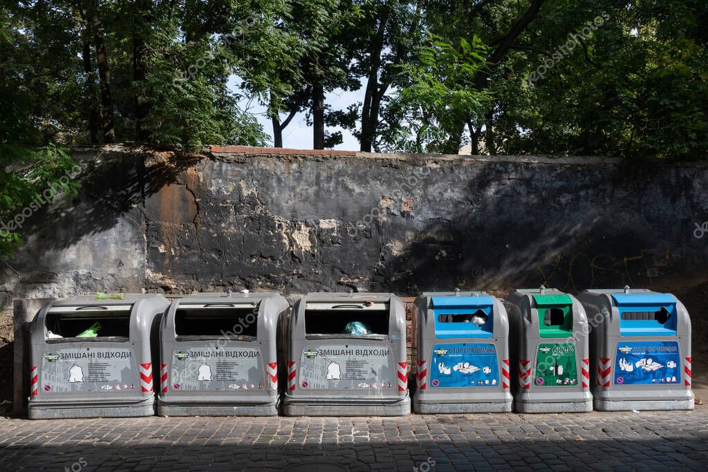 Varios botes de basura para diferenciar la basura clasificada al ...