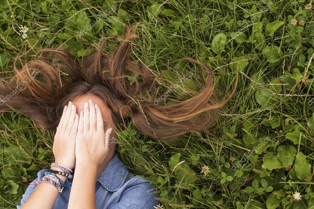 Chica acostada en la hierba — Foto de stock #67770893 © dimaberkut