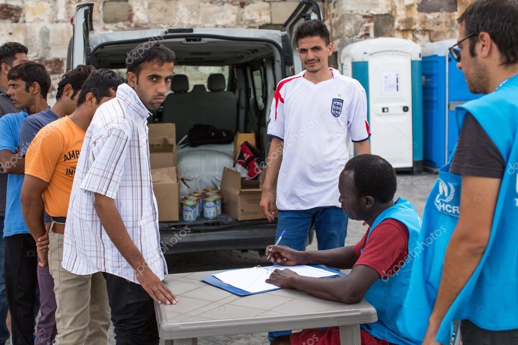 War refugees are registered by employees of the UNHCR — Stock Photo ...
