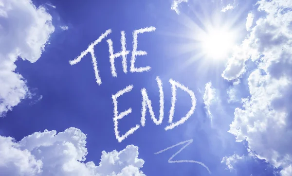 Alla fine scritta su un bel cielo — Foto Stock © filipefrazao #62886171