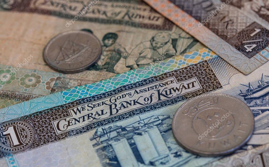 100 fils sobre fondo de billetes de Dinar kuwaití 2023