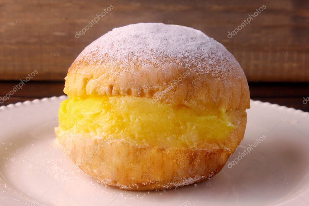 Bolas de Berlín, conocidas como dulces sueños en Brasil. Consta de una ...