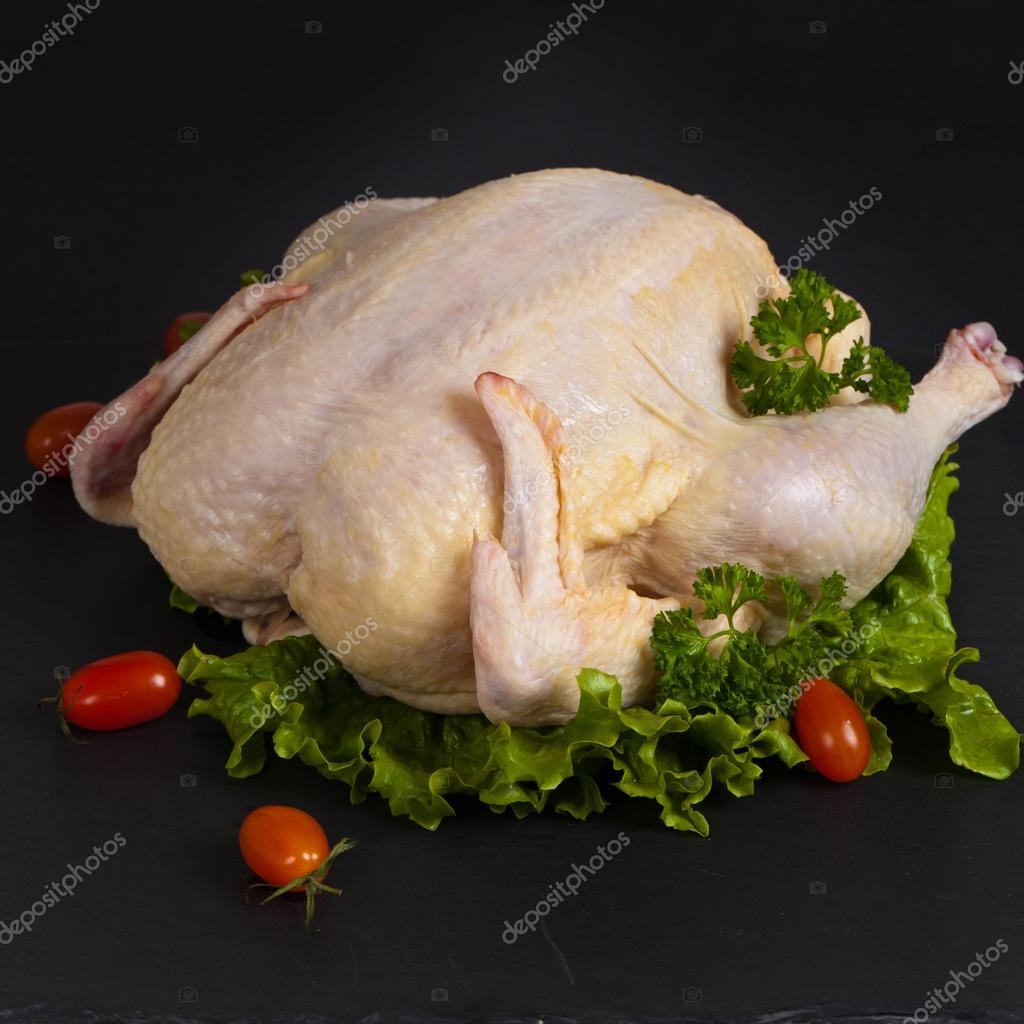 Pollo crudo entero — Foto de stock #63174617 © alisafarov