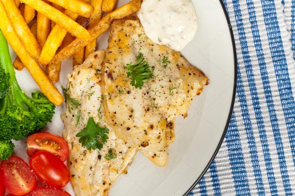 Plato de pescado - filete de pescado frito con verduras 2024