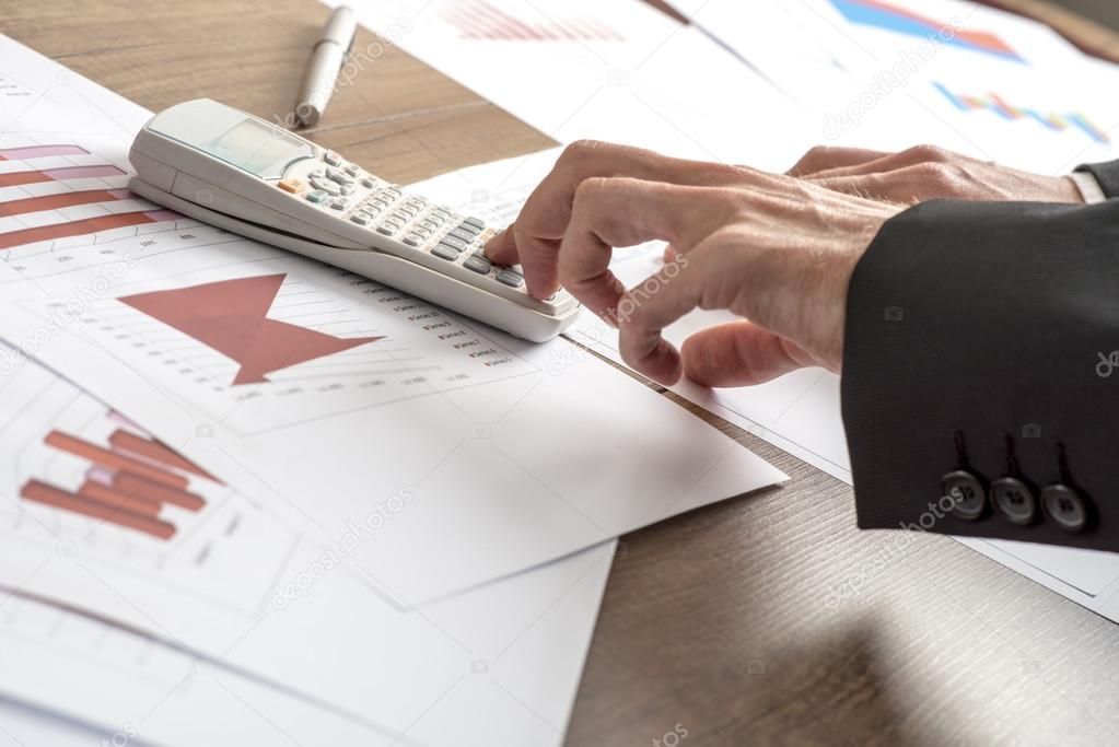 Asesor de negocios o banquero haciendo c lculos en un c lculo de escritorio 2024