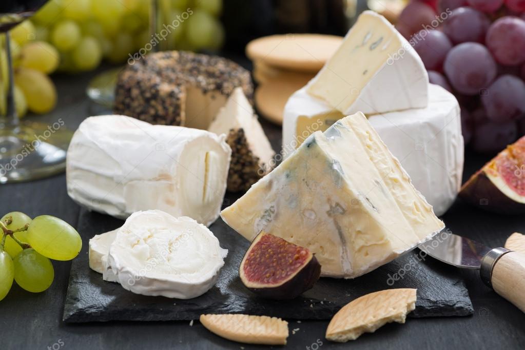 Delicacy soft cheeses, fruit and crackers, close-up — Stock Photo ...