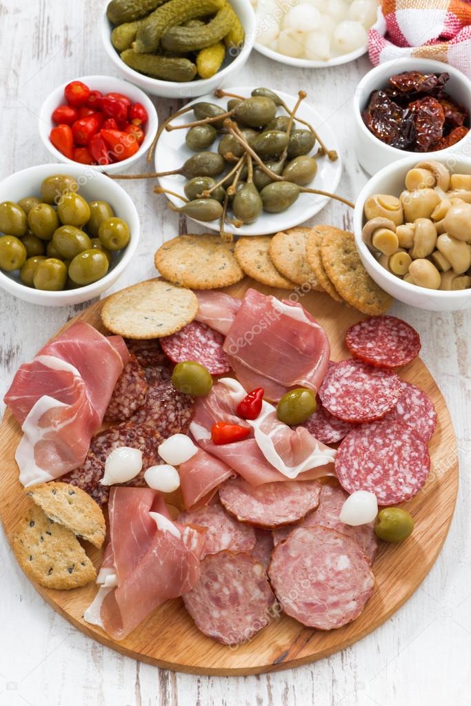 Snacks surtidos de carne, salchichas y encurtidos, vista superior 2023