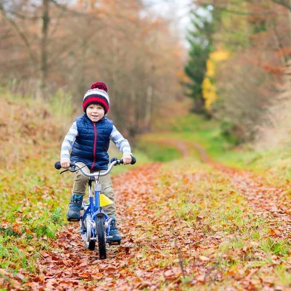 Kid jongen in helm met zijn eerste fiets, buitenshuis ⬇ Stockfoto ...