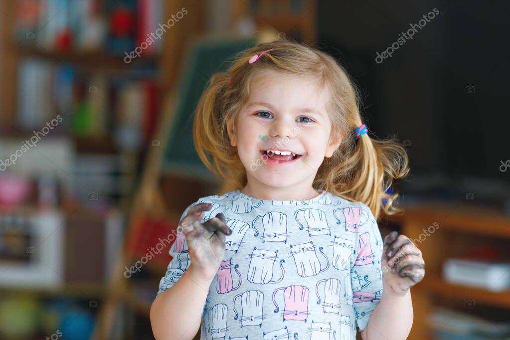 Linda ni a adorable aprendiendo pintura con acuarelas. Peque o dibujo infantil en casa ...