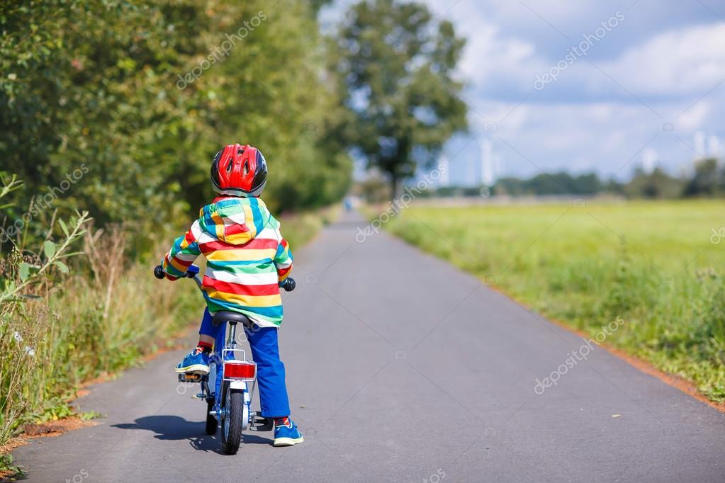Kid jongen in helm met zijn eerste fiets, buitenshuis ⬇ Stockfoto ...