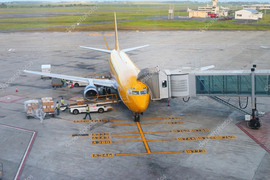 Maintainance unit preparing Boeing 737-300 — Stock Editorial Photo ...