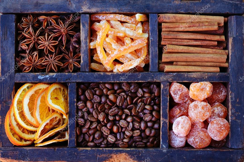 Conjunto de granos de café, naranjas azucaradas y especias 2023