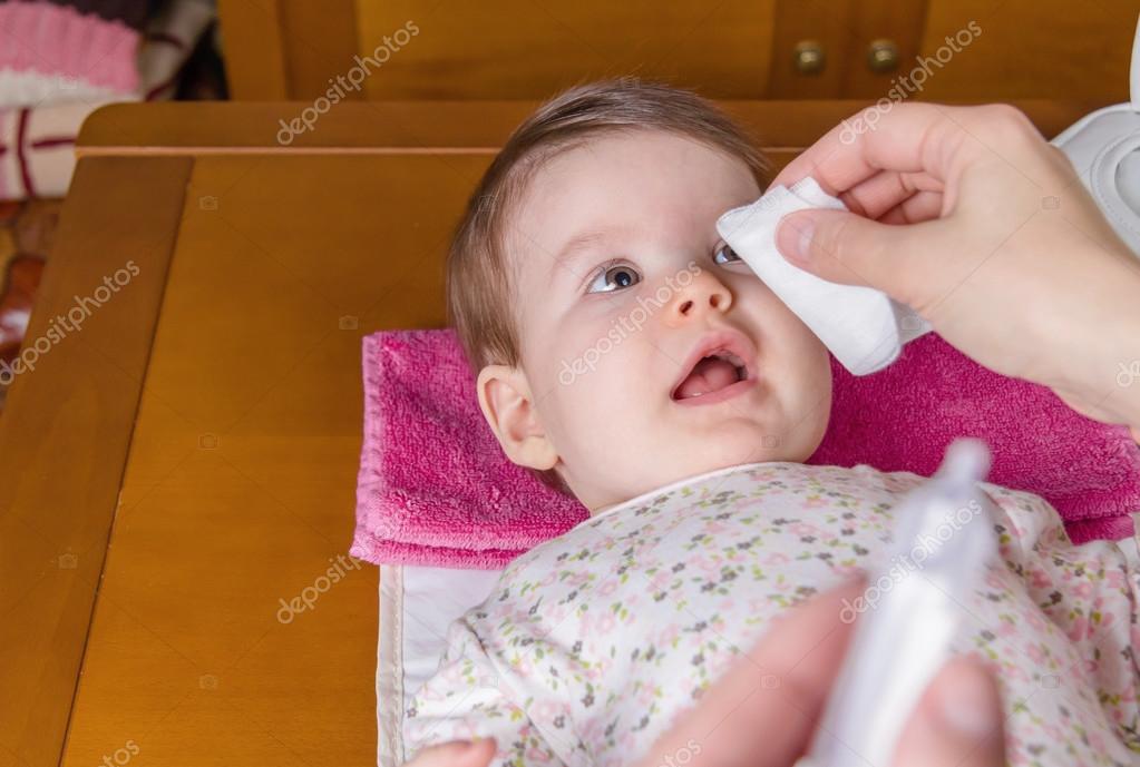 Mother hands cleaning eyes of baby with cotton — Stock Photo © doble ...