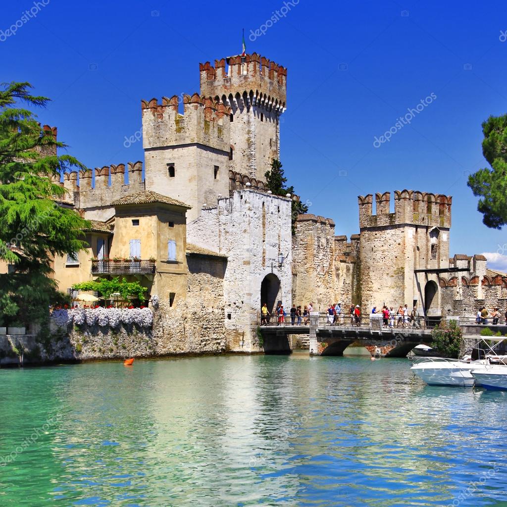 castillo medieval Scaliger en el casco antiguo Sirmione en el lago de ...