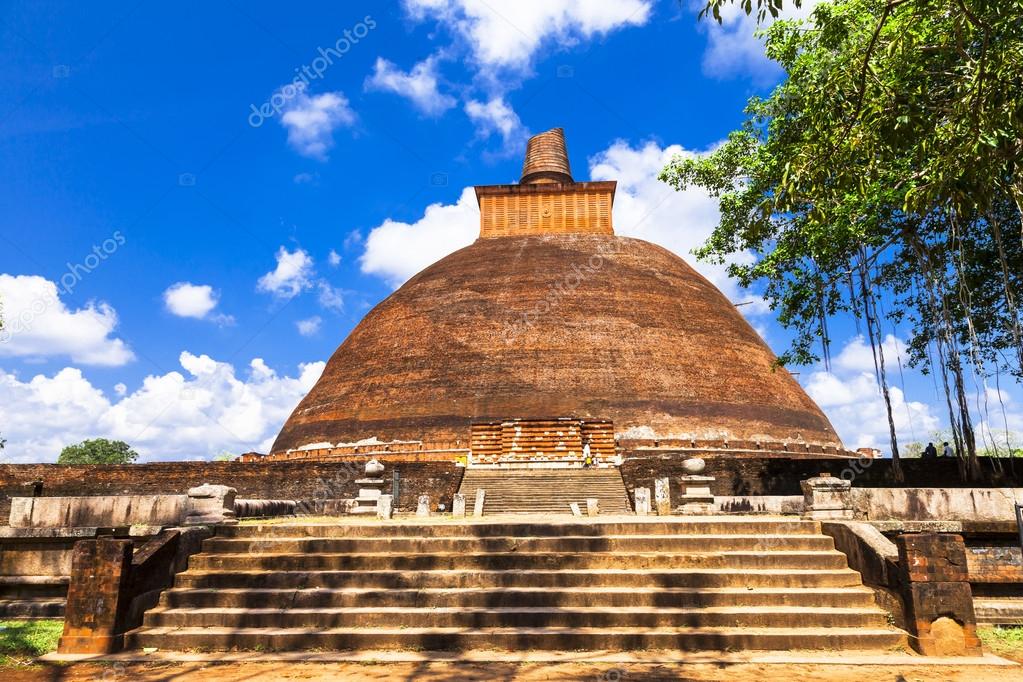 Landmarks of Sri Lanka - stupa of Anuradhapura, UNESCO site — Stock ...
