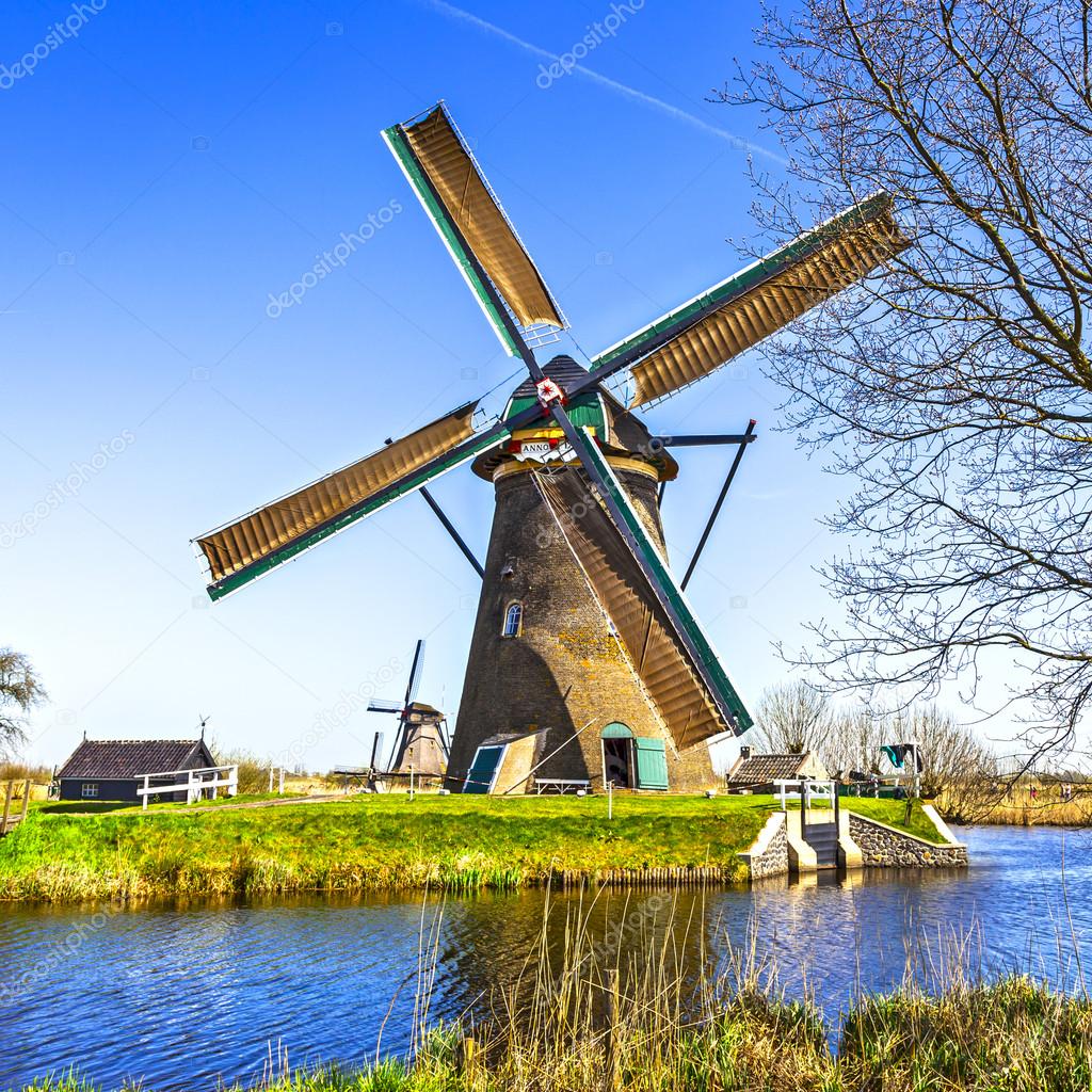 Paisaje tradicional de Holanda - molinos de viento en Kinderdijk 2024