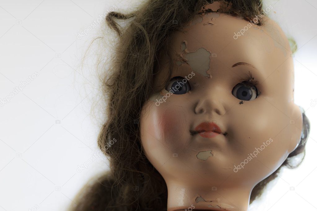 Cabeza de muñeca de miedo beatiful como de la película de terror — Foto ...