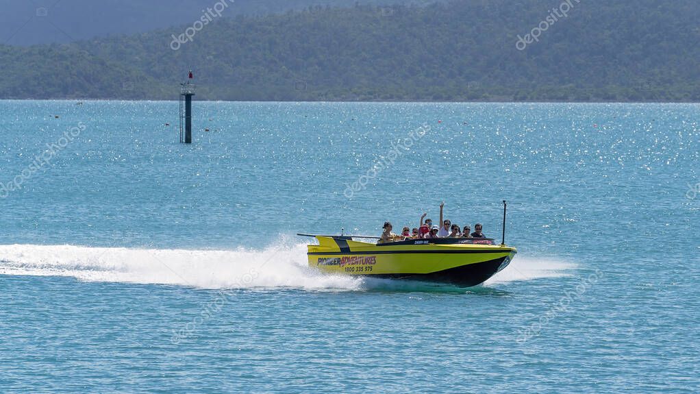 Airlie Beach, Queensland, Australia - Abril 2021: Los pasajeros se ...
