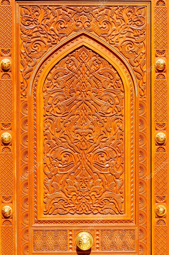 Tallados en madera en la puerta de una mezquita, Moscatel, Omán 2023