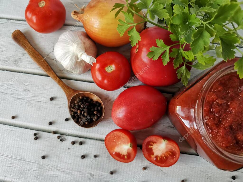 casera deliciosa salsa de tomate en un frasco de vidrio y sus ...